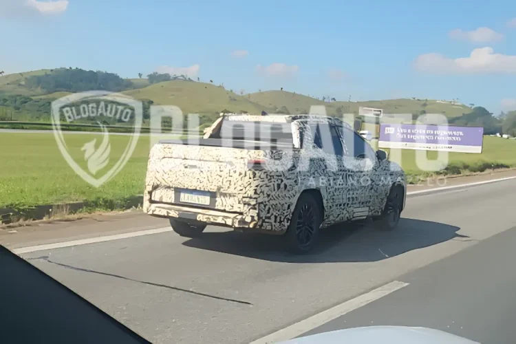 Flagra Mundial: Nova picape Toyota Corolla - BlogAuto