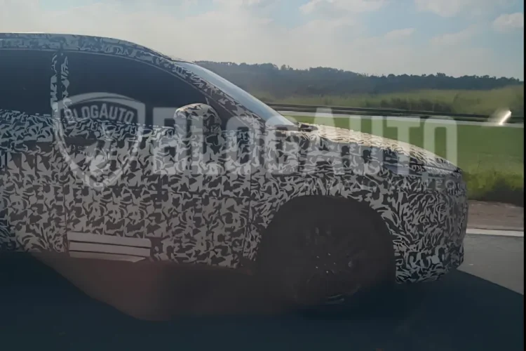 Flagra Mundial: Nova picape Toyota Corolla - BlogAuto